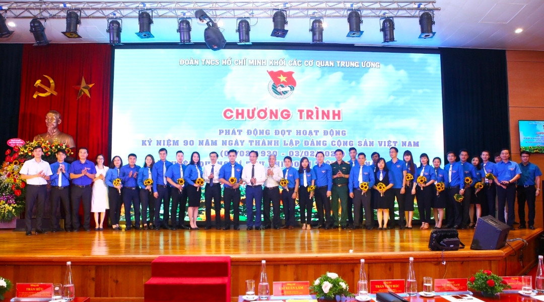 Bí thư Đoàn thanh niên Cảng hàng không Cà Mau được tuyên dương là Bí thư chi đoàn xuất sắc tiêu ...